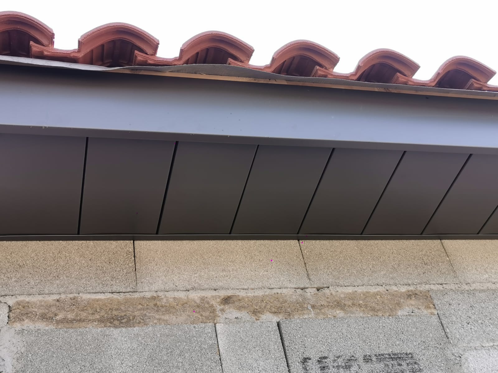 Sous face, frisettes aluminium ral 2900 sablé chantier à trevoux